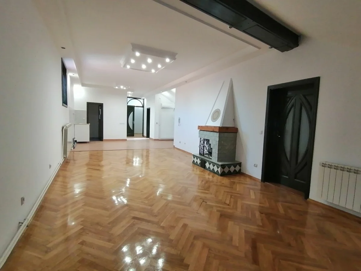 Izdaje se stan na dve etaže 227m2 kao poslovni prostor - centar.