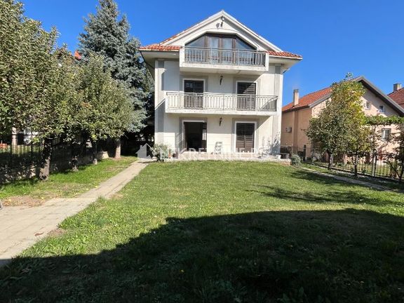 Porodična kuća u Leštanima sa dve garaže