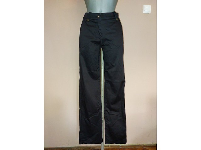 Elegantne crne pantalone