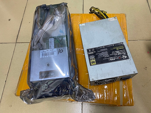 Selling Bitmain Antminer S9 14th with PSU/ Chat +17622334358