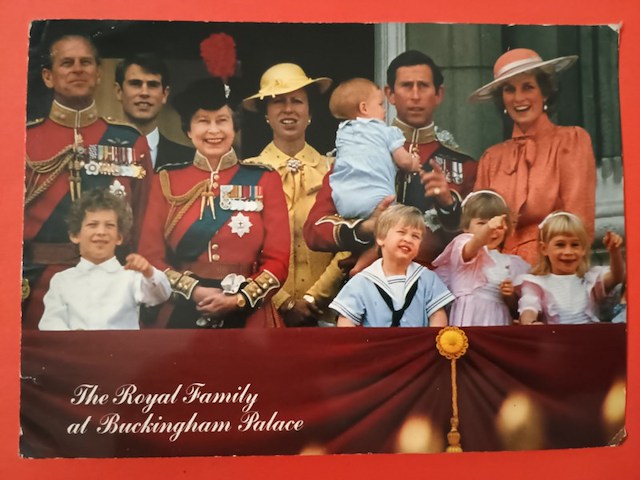THE ROYAL FAMILY AL BUCKINGHAM PALACE -POST CARD