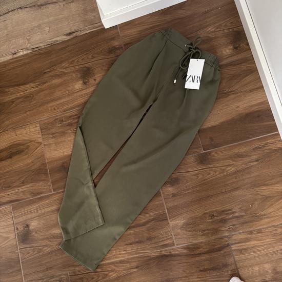 Zara lepe i udobne maslinaste pantalone Novo