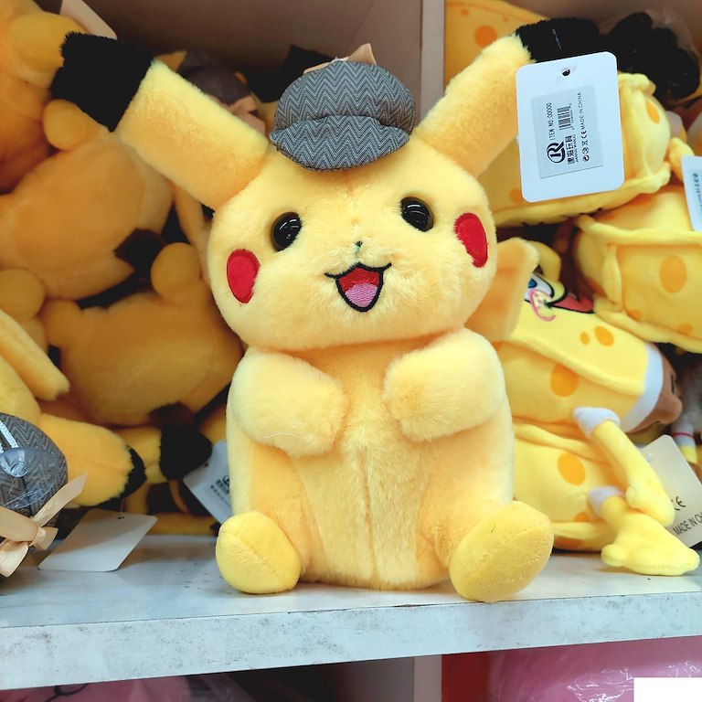 Pikachu Detektiv 25cm Plišani – Pikachu Detektiv 25cm Plišani