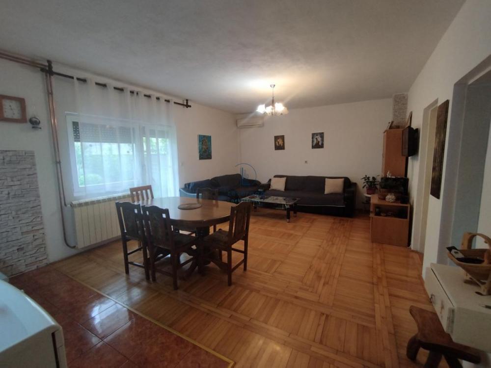 Kuća na prodaju, 214m2, 275.000€