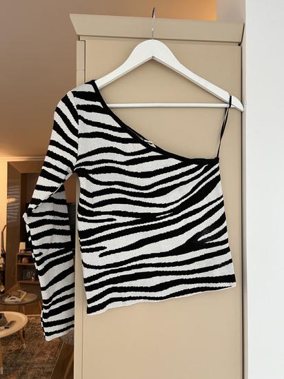 Knitwear majica sa zebrastim printom. Vel M