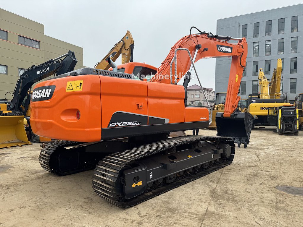 Doosan DX225 bager guseničar