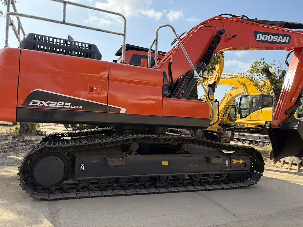 Doosan DX225 bager guseničar