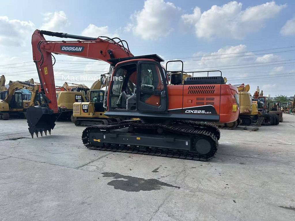 Doosan DX225 bager guseničar