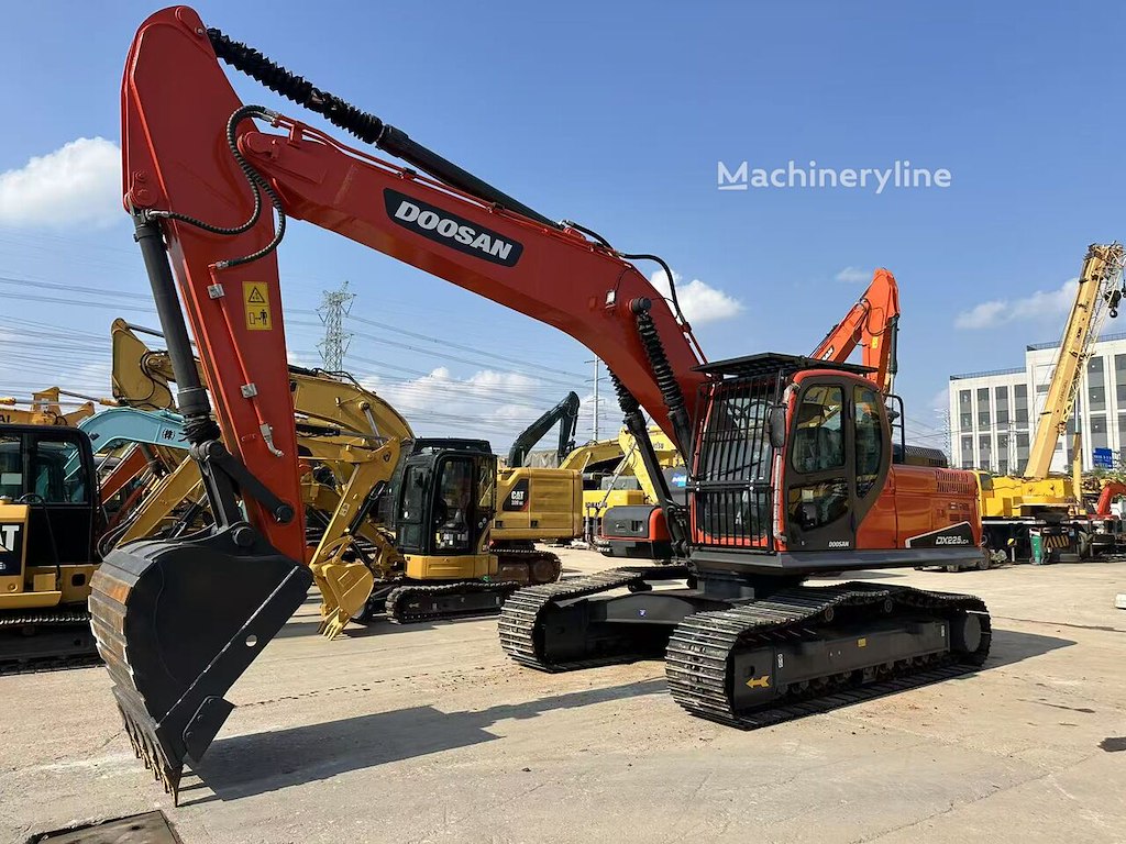 Doosan DX225 bager guseničar