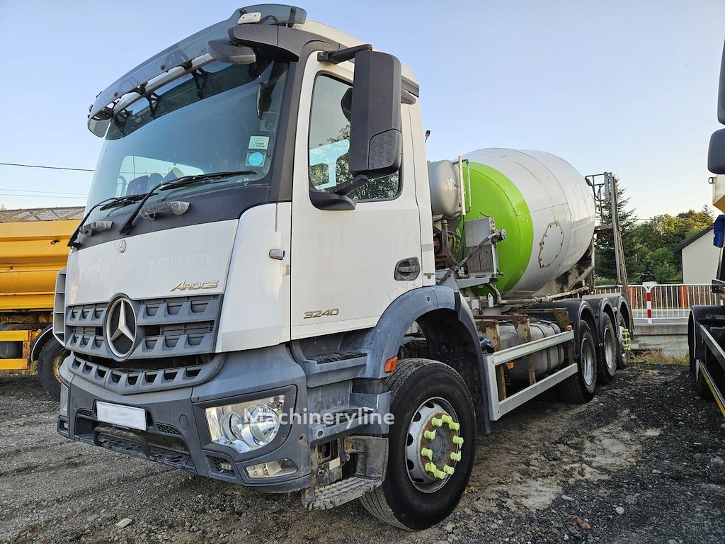 Putzmeister na šasiji Mercedes-Benz AROCS 3240 kamion s mešalicom za beton