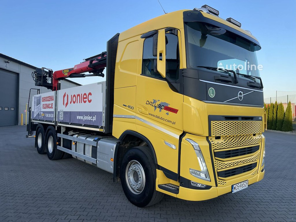 Volvo FH kamion s ravnom platformom