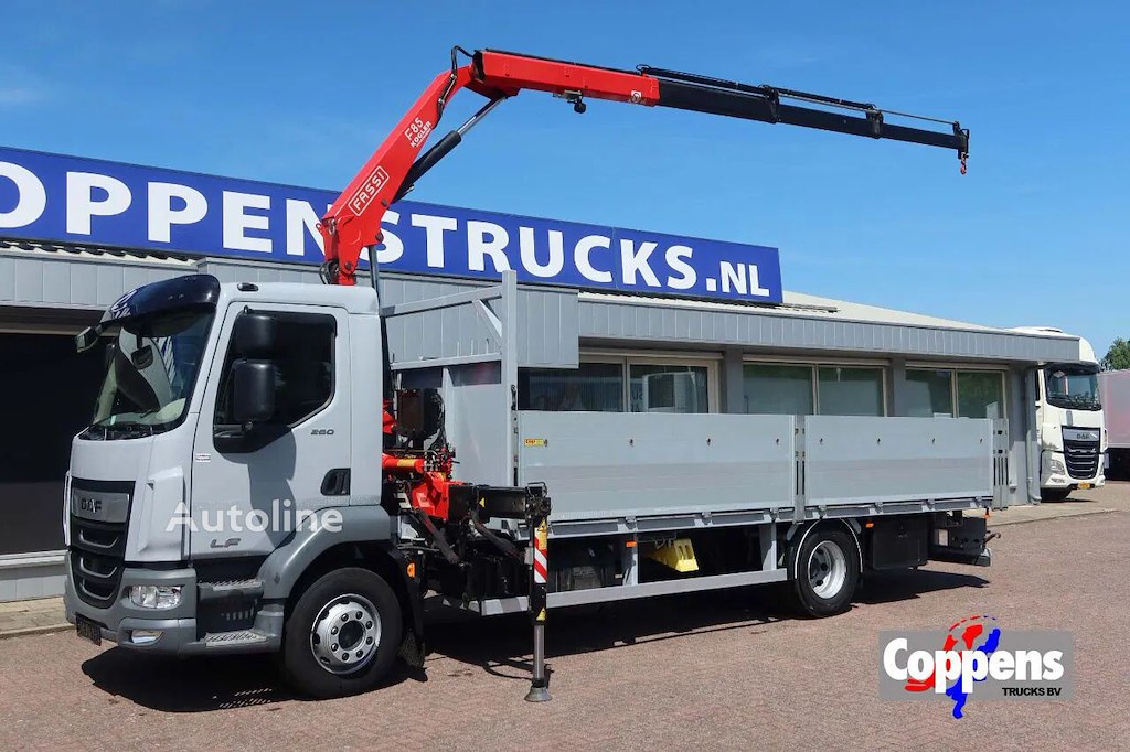 DAF LF 260 FA Openwagen + Kraan Fassi F85 B023+ Radio controle kamion s ravnom platformom