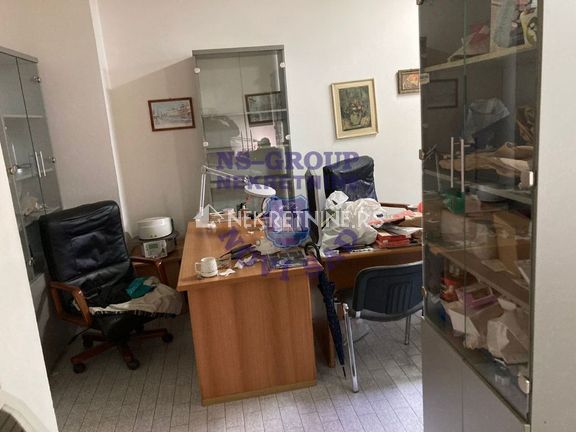 Prodaje se lokal površine 40m² (uknjiženo) sa dodatnih 6m² pripojenog prostora u ulaznom delu.