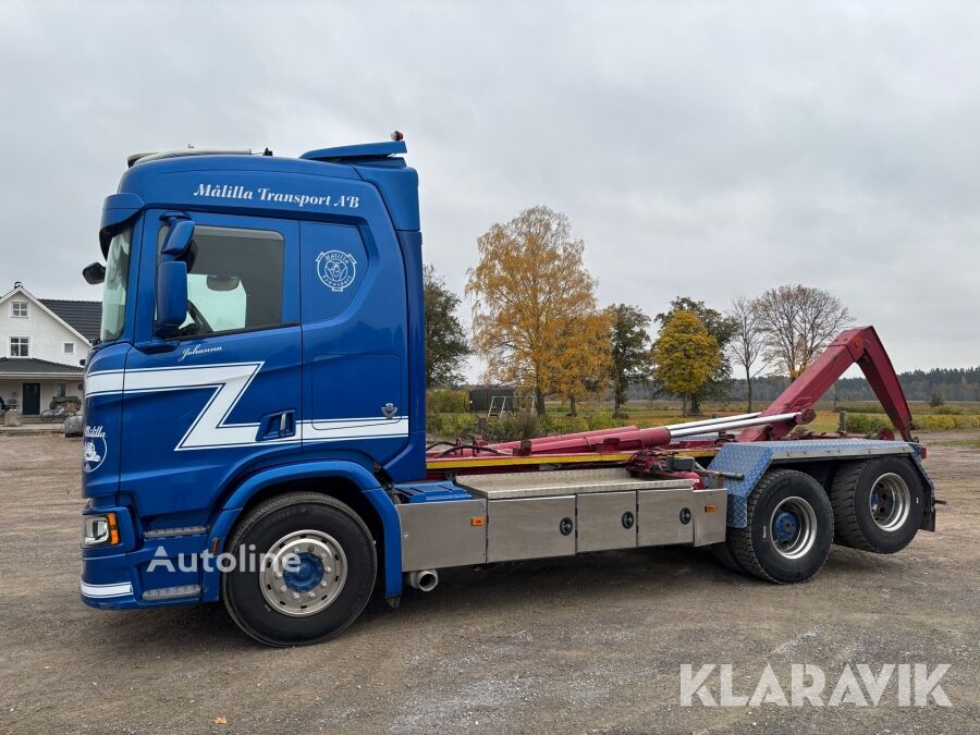 Prodaje se Scania R580 6X2 rol kiper sa kukom na aukciji