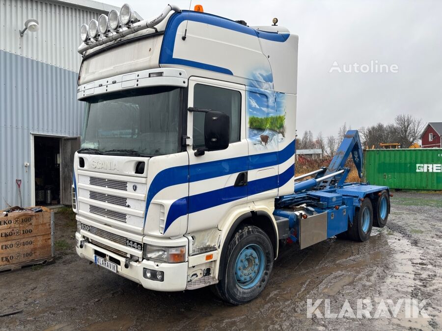 Prodaje se Scania 144G 530 rol kiper sa kukom na aukciji