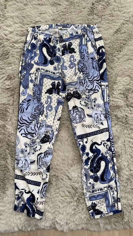 Ženske pantalone sa printom – plavo/bela paleta boja. Visoki struk sa