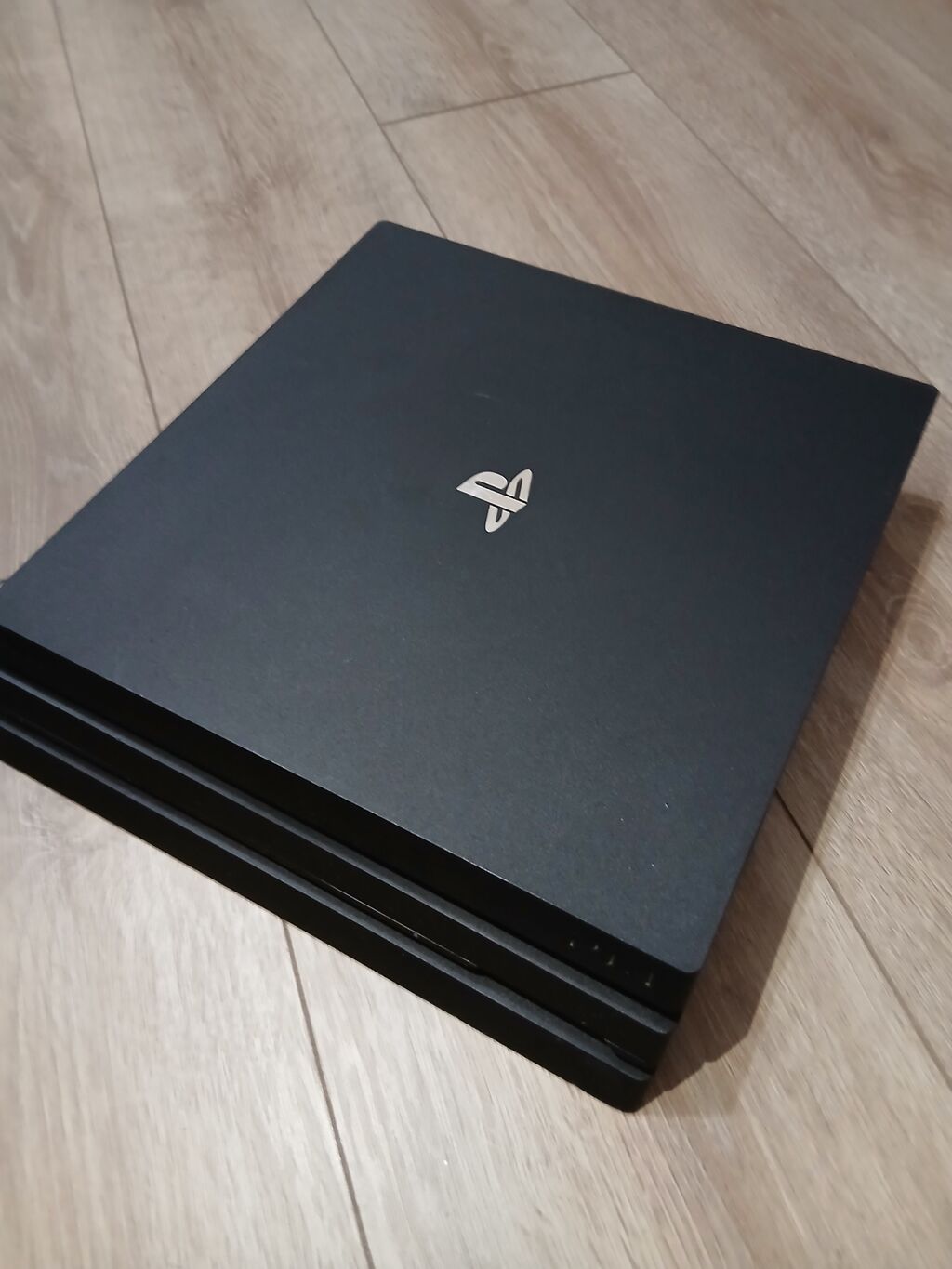 Sony PlayStation 4 Pro konzola (crna) - Model: PS4 Pro (CUH serija sa
