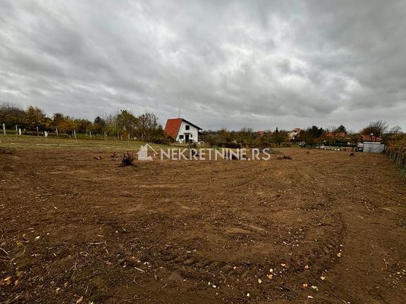 Građevinsko zemlj. 14 ari - Beška