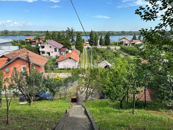 Vikendica sa pogledom na Dunav, legalizovana, 69m² + 9m² + 15m² + plac 8.2 ari