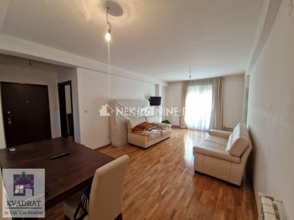 PRODAJE SE DVOSOBAN STAN – 65 m², SA PROSTRANOM TERASOM U PRIZEMLJU! 132.275€