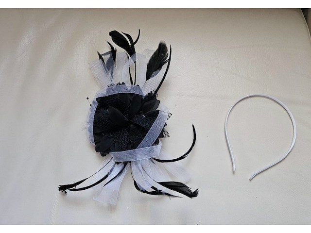 Fascinator sa detaljima od pravog perja, nov