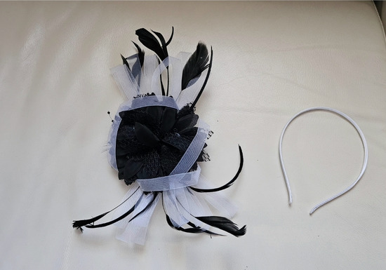Fascinator sa detaljima od pravog perja, nov
