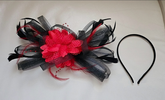 Fascinator sa detaljima od pravog perja, nov