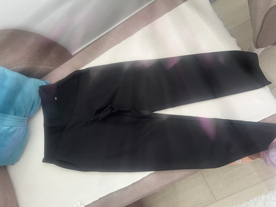 Nove elegantne crne pantalone