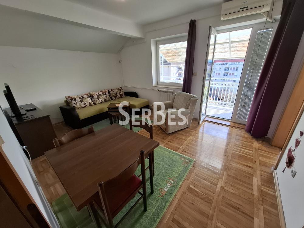 Izdajem 1.5 stan 42m2 u blizini Aleksandar zgrade na Bulevaru ID#1714 400 €