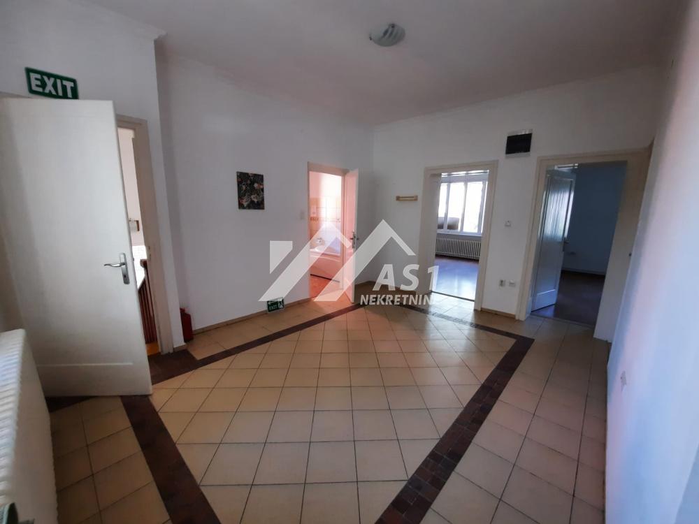 IZDAJE SE POSLOVNI PROSTOR U CENTRU ID#4113 650 €
