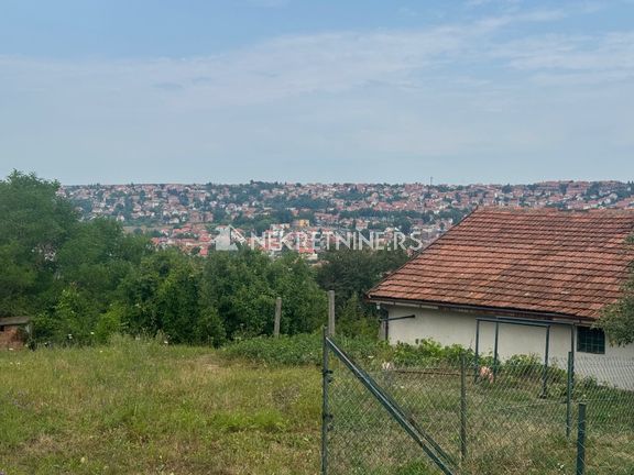 Plac Resnik 16 ari i kuća 150 m2