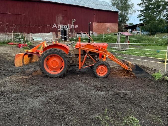 Prodaje se Fiat 411r med bakmontert skjær og frontlaster mini traktor na aukciji