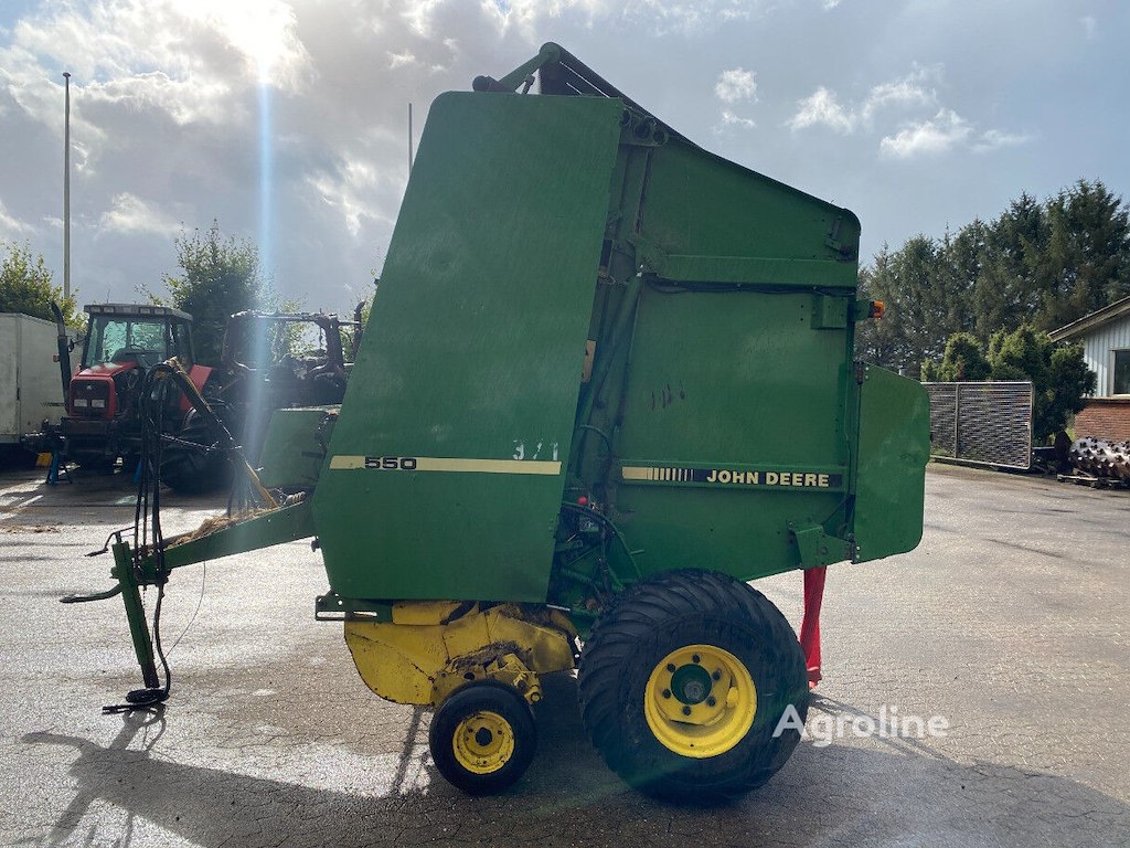 John Deere 550 balirka za okrugle bale