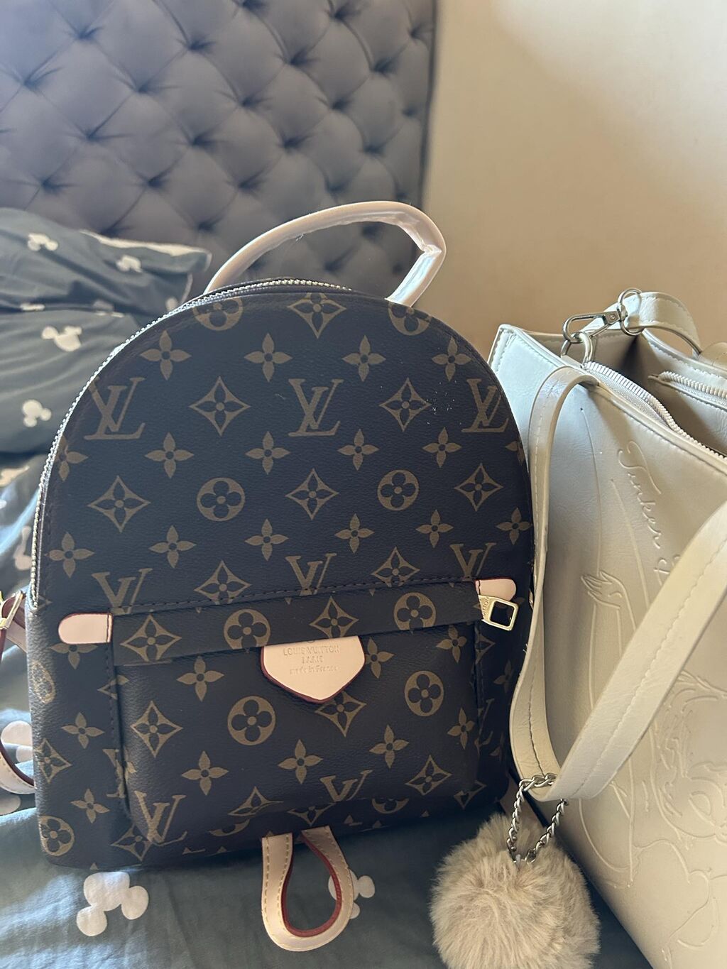 Louis Vuitton, Materijal: Veštačka koža