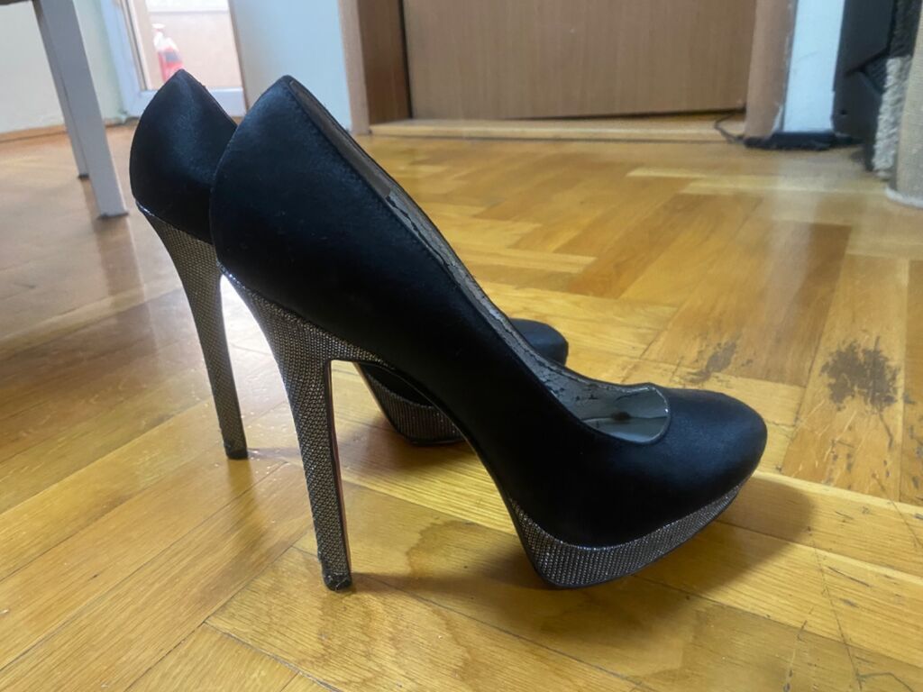 Prodajem elegantne salonke Paris Hilton, br 40, gaziste 24 cm, visina