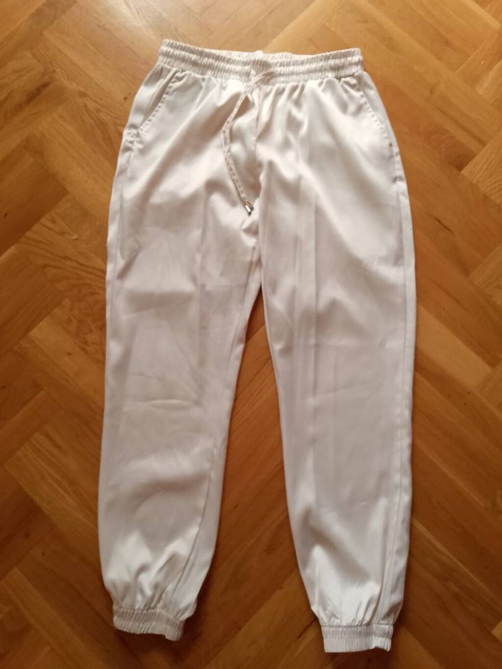 Set odeće – 3 komada 1) Bele sportske pantalone (Misu) - Materijal sa