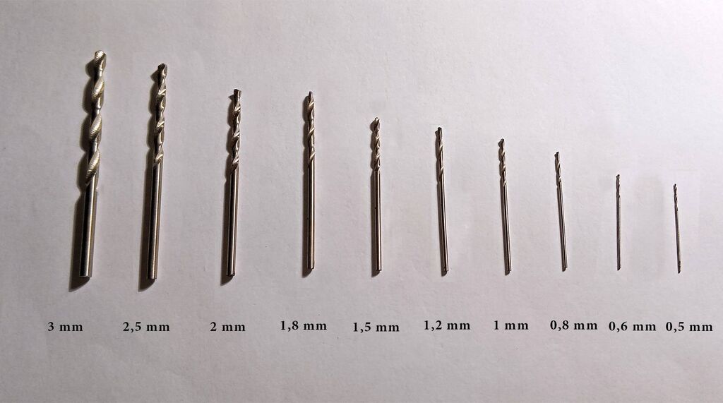 Nov komplet deset burgija za drvo: 1) 3 mm; 2) 2,5 mm; 3) 2 mm; 4) 1,8