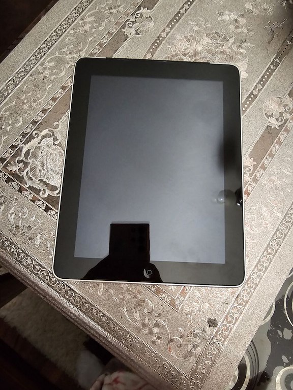 Apple iPad (prva generacija) – 64 GB - Ekran: 9.7" Multi‑Touch, crni