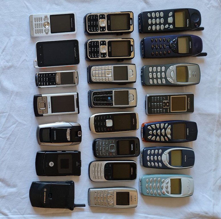 Kolekcija retro mobilnih telefona – miks klasičnih modela Nokia