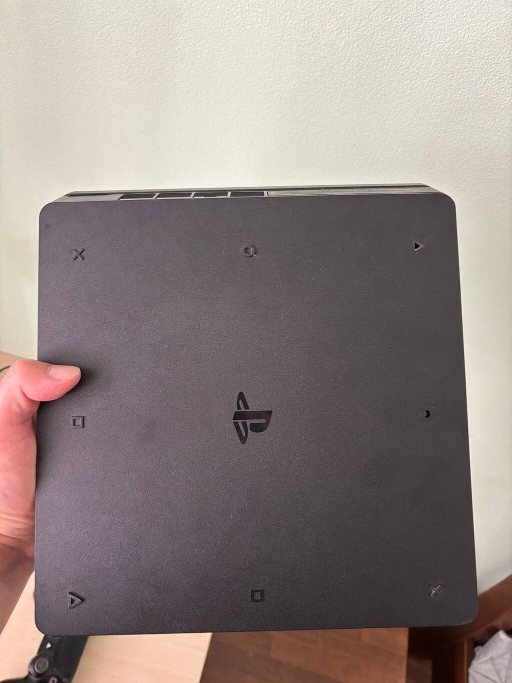 Sony PlayStation 4 Slim konzola (crna) - Kompaktno slim kućište sa PS