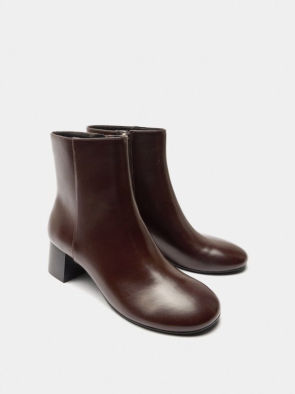 PLAIN ANKLE BOOTS WITH A WIDE HEEL