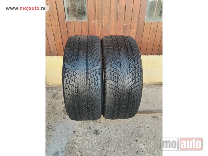 3355. Gume BRIDGESTONE 20-ice, ZIMSKE 235/45, Šara 5,1 mm, DOT 2823