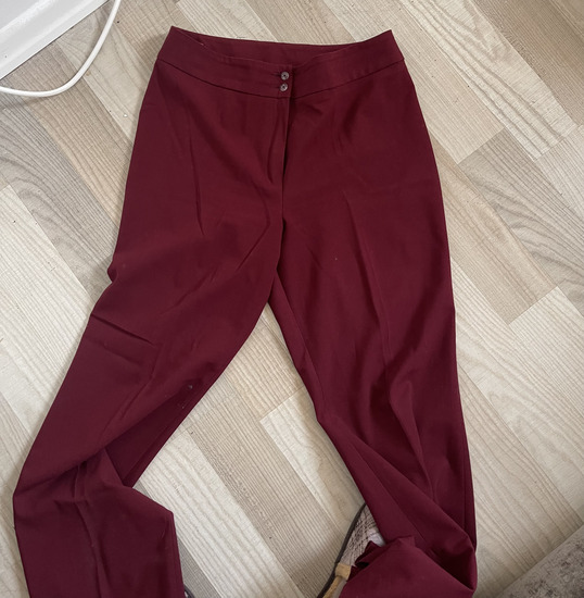 Bordo pantalone sirokih nogavica na crtu