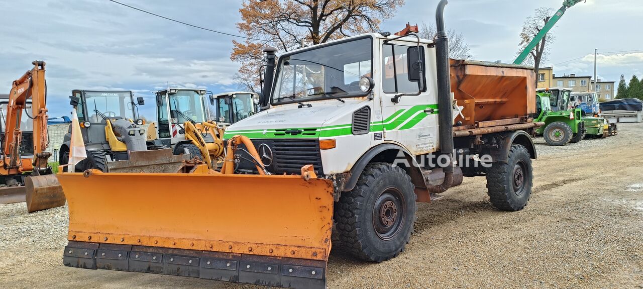 Mercedes-Benz Unimog U1450 z pługiem i posypywarka komplet univerzalna komunalna mašina