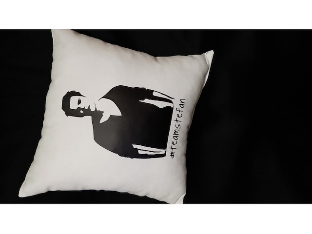 Jastuk crni ili beli - VAMPIRE DIARIES Stefan Salvatore