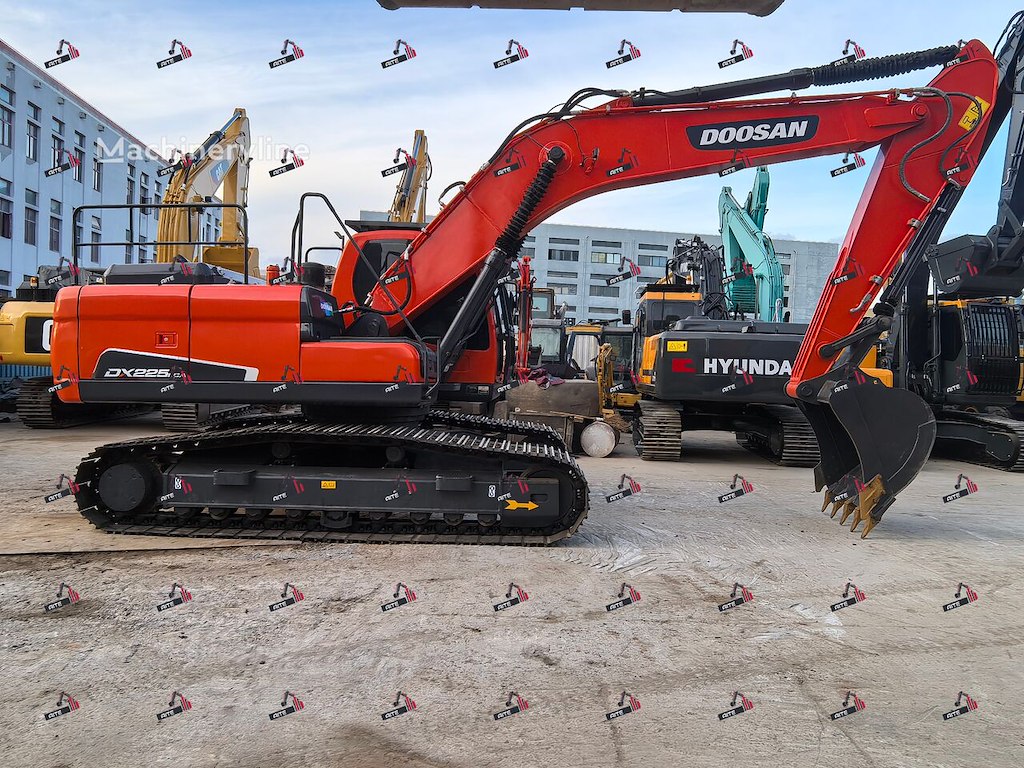 Doosan DX225 bager guseničar