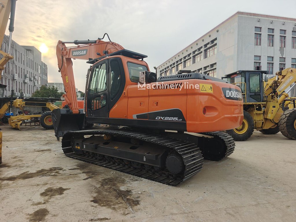 Hitachi DX225 bager guseničar