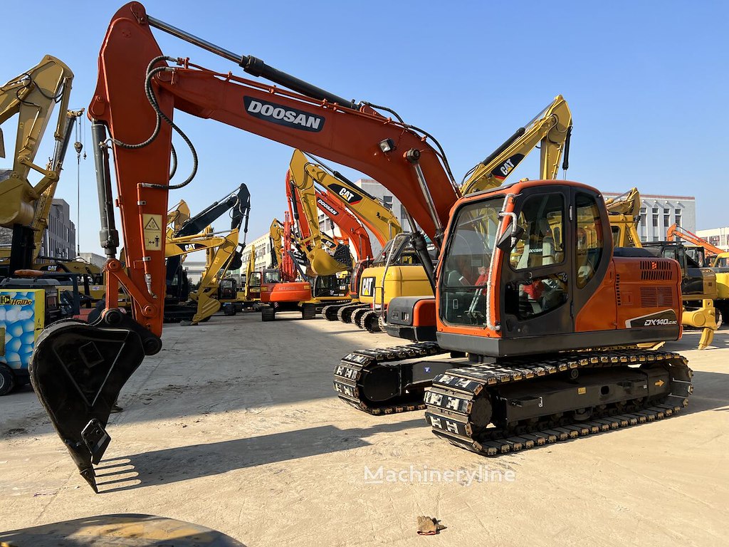 Doosan DX140LC bager guseničar