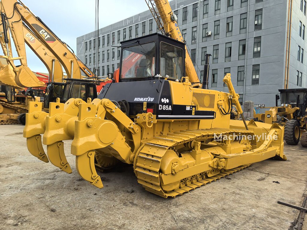Komatsu D85 buldožer
