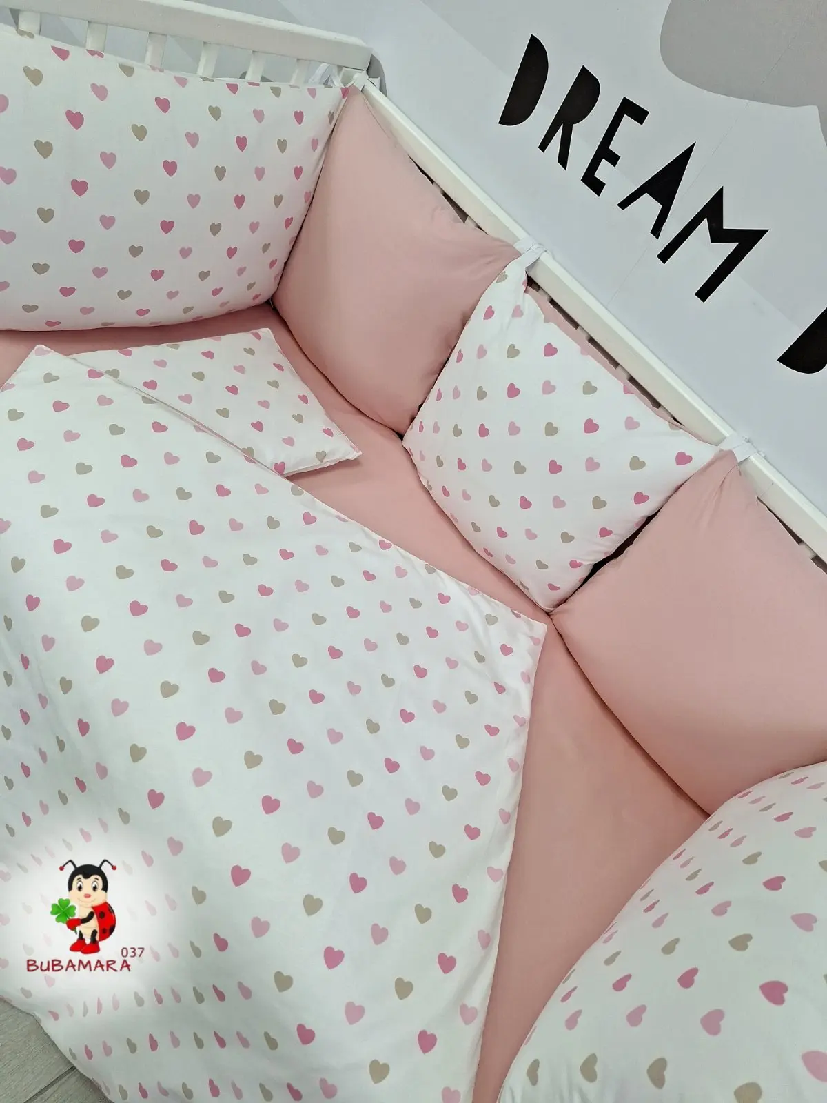 Bubamara037 Set za krevetac sa ogradicom od jastuka Srca, bez lastiša, Belo-Roze